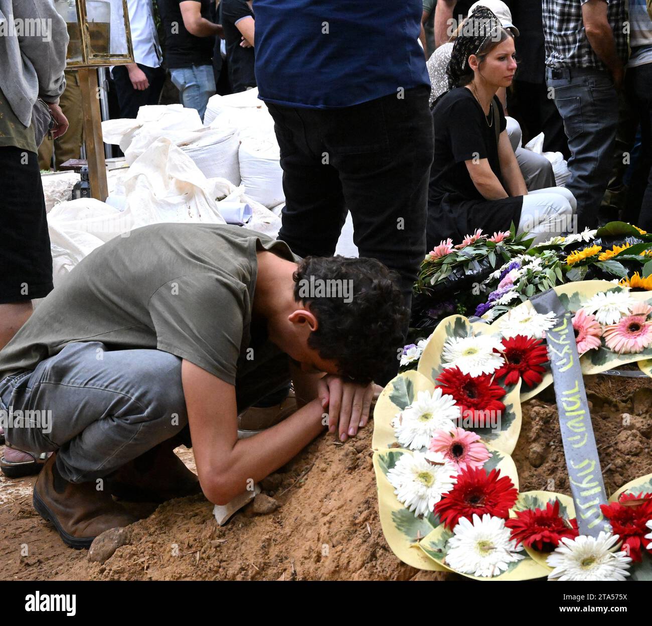 Jerusalem, Israel. 09th Oct, 2023. Family and friends mourn at the ...