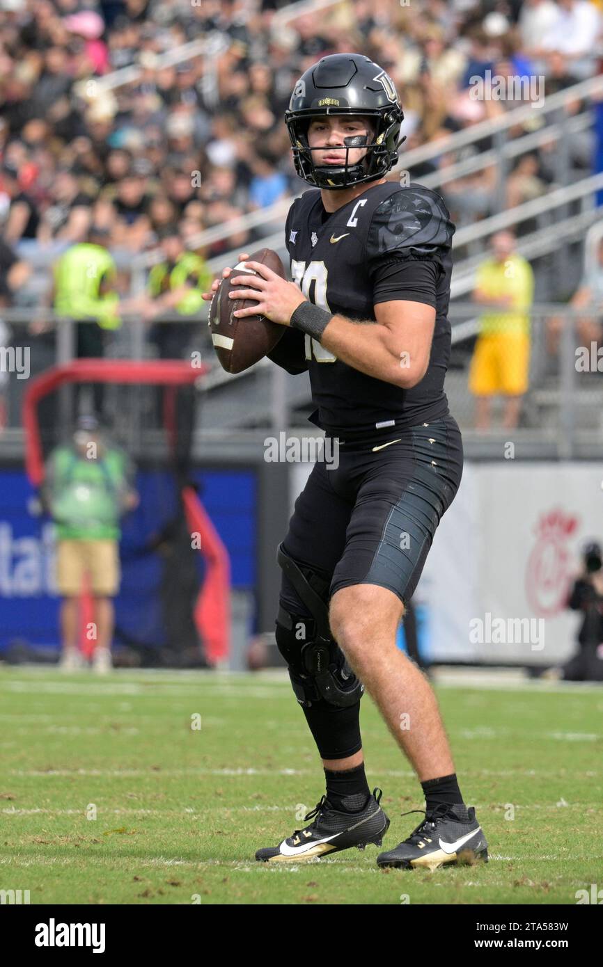 Central Florida quarterback John Rhys Plumlee (10) looks for a receiver ...