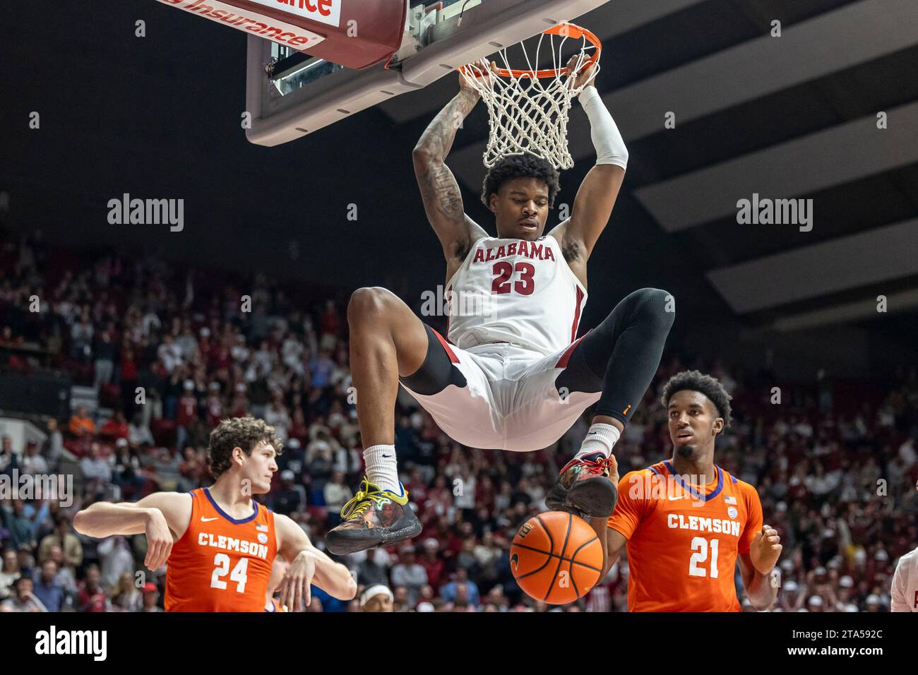 Alabama forward Nick Pringle (23) dunks on Clemson during the second ...