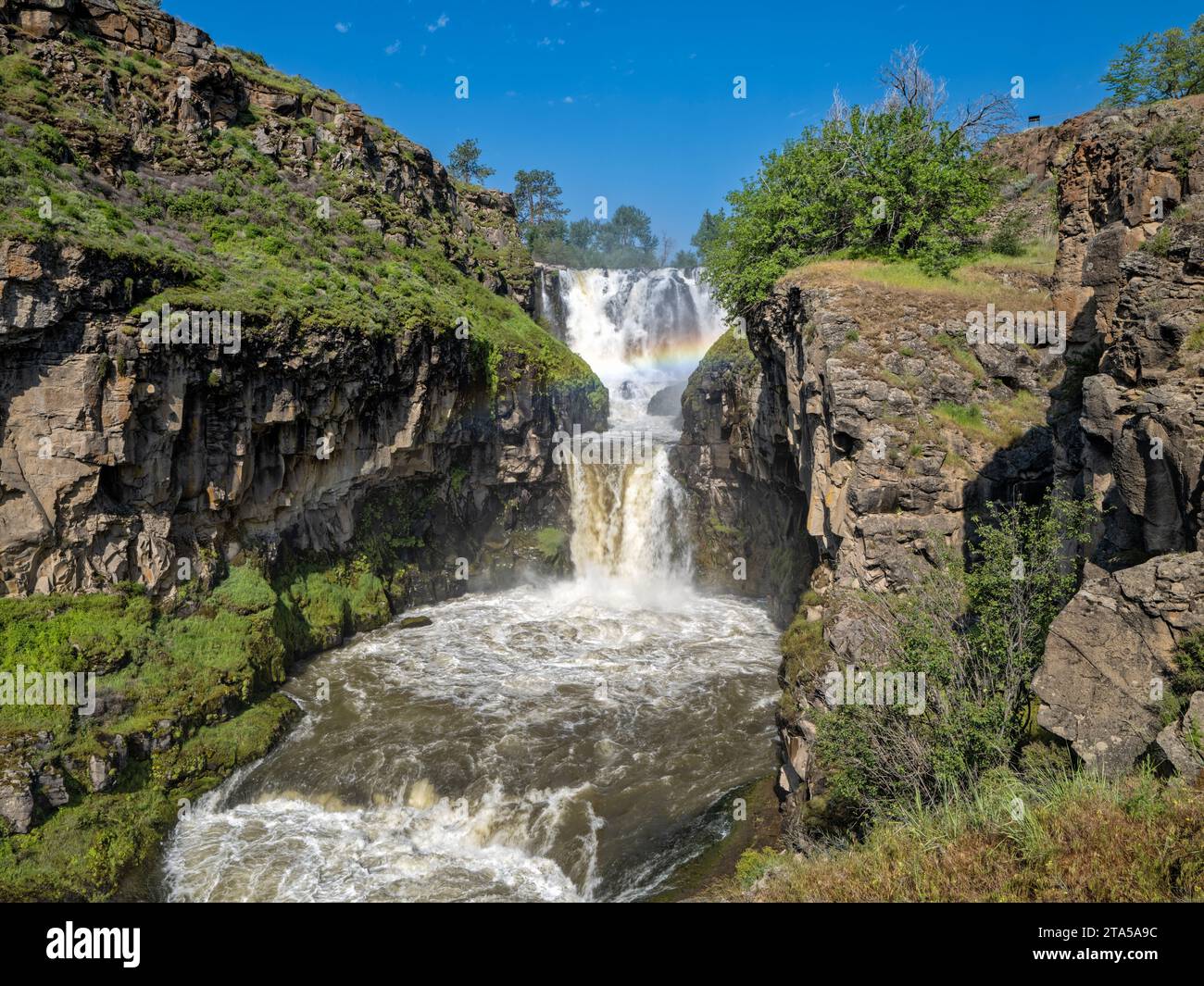 The cascading waterfalls at White River Falls State Park, Oregon, USA ...