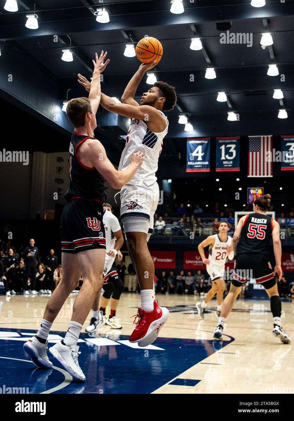 University credit union pavilion hi-res stock photography and images ...