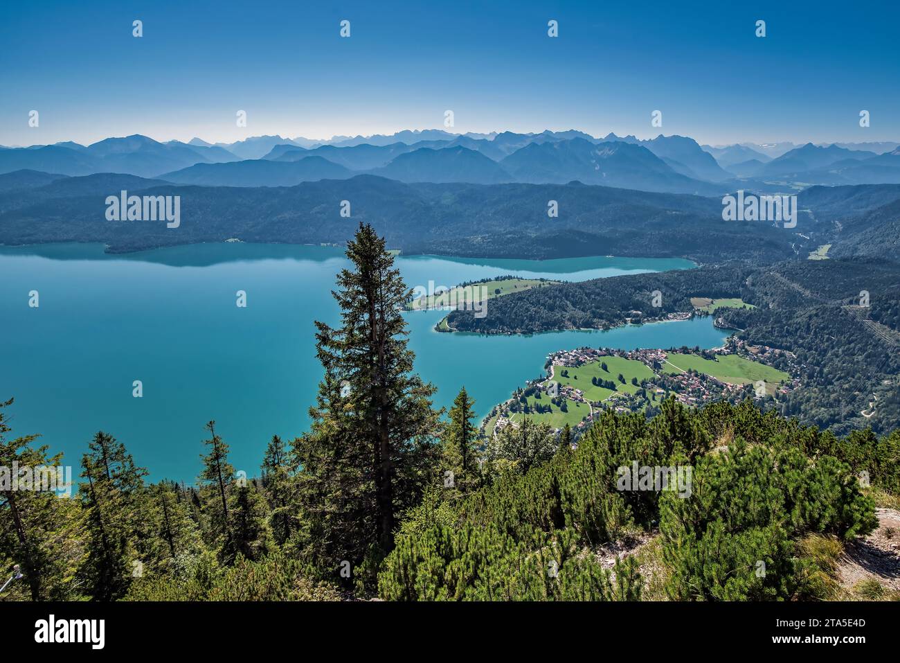 Der Walchensee ist einer der tiefsten (maximale Tiefe: 190 m) und zugleich einer der größten (16 ...