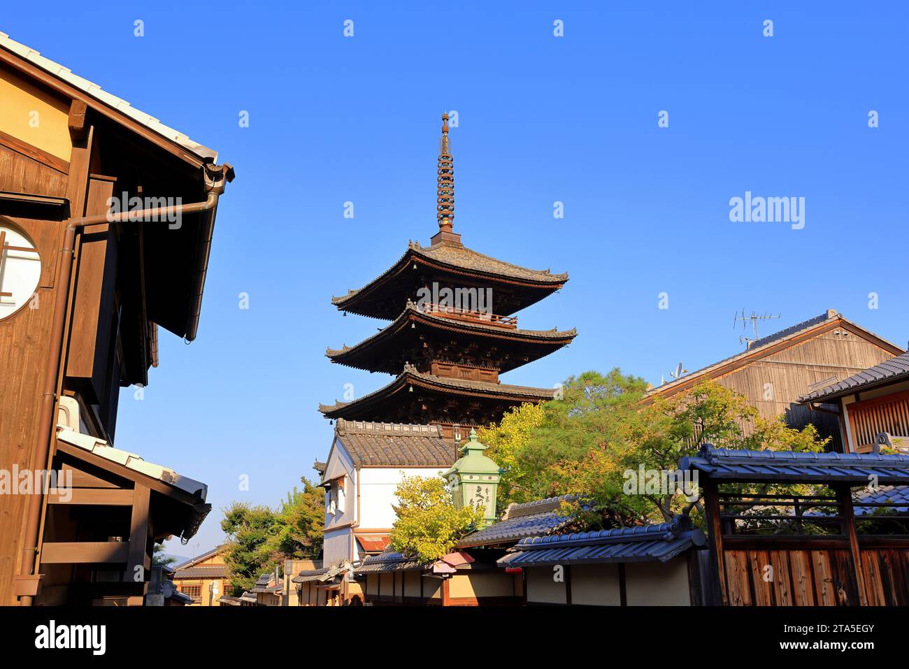 Tower of Yasaka, Hokan-ji Temple or Yasaka Pagoda, 46 meter tall, in ...