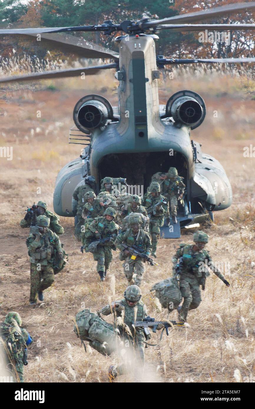 Members of Japan Ground Self-Defense Force and British Army take part ...