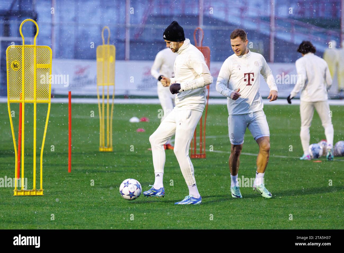 Munich, Germany. 28th Nov, 2023. Soccer: Champions League, before FC ...
