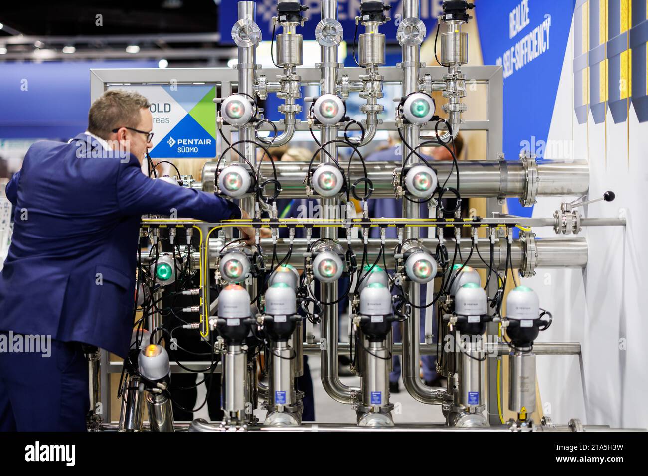 Valve stand hi-res stock photography and images - Alamy