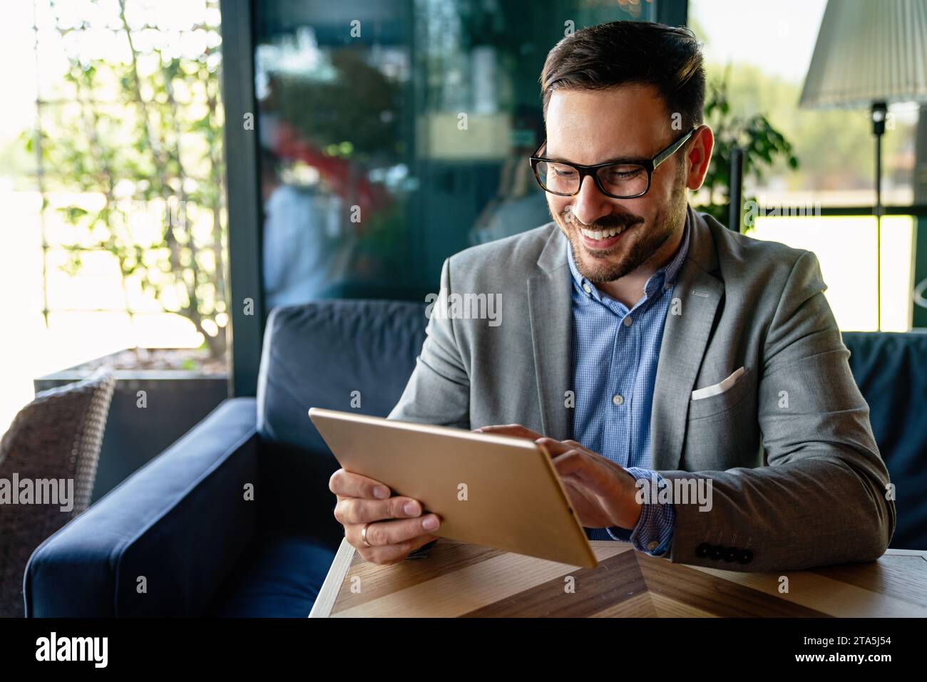 Young smiling successful business man, entrepreneur in formal business ...