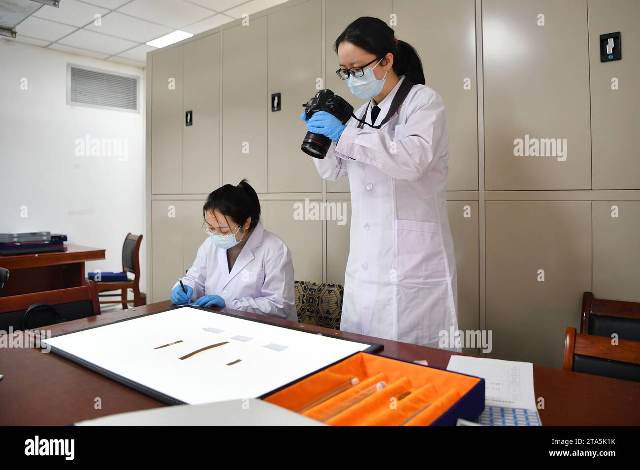 (231129) -- LANZHOU, Nov. 29, 2023 (Xinhua) -- Staff member Yang Sheng ...