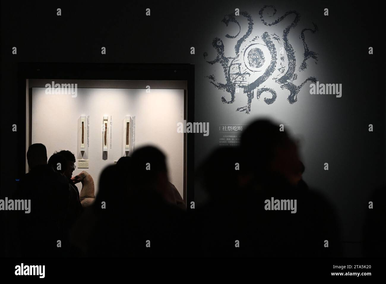 (231129) -- LANZHOU, Nov. 29, 2023 (Xinhua) -- People visit the Gansu ...