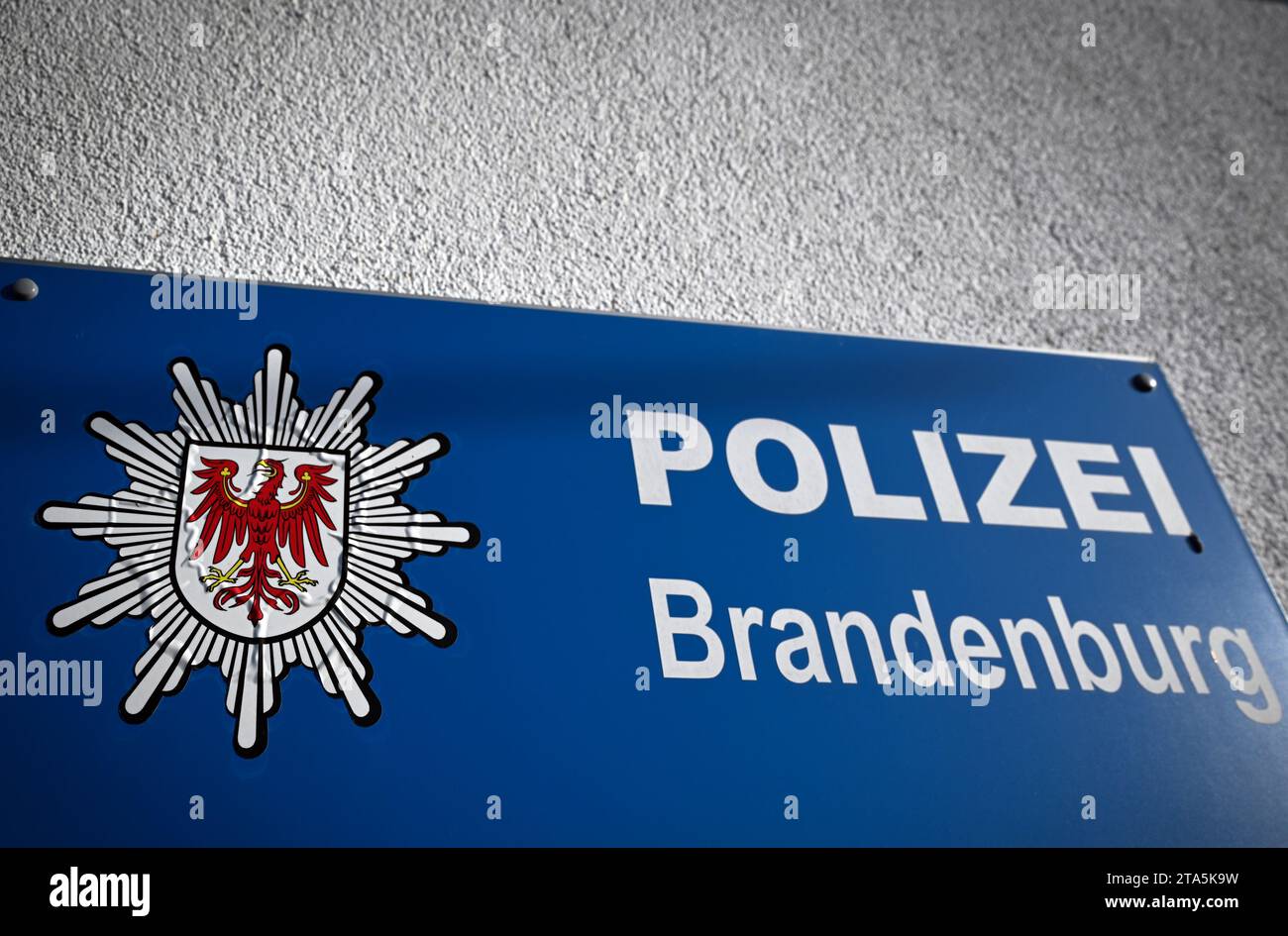 Walsleben, Germany. 28th Nov, 2023. A blue sign with the words "Polizei ...