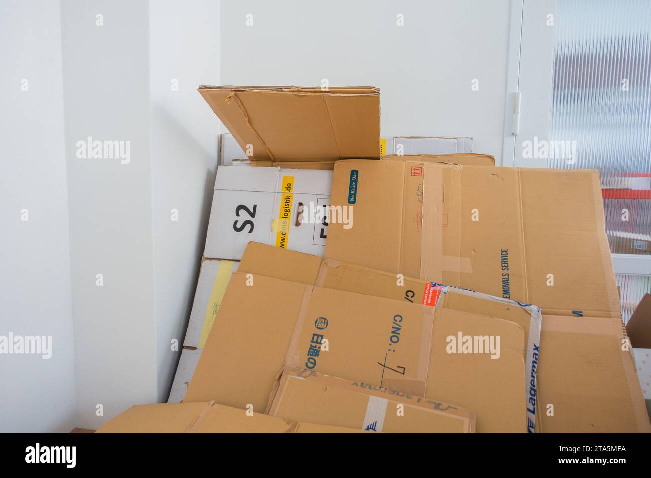 Removal boxes hi-res stock photography and images - Alamy