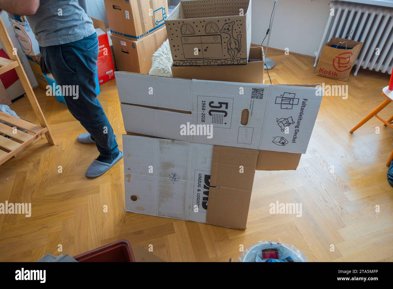 Removal boxes hi-res stock photography and images - Alamy