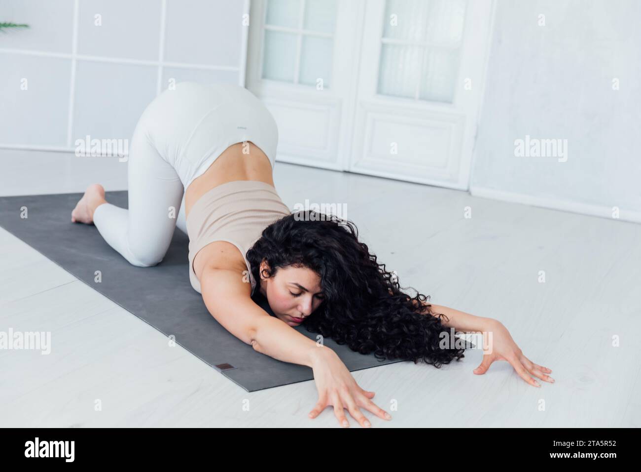 Teenager girl doing gymnastics hi-res stock photography and images - Alamy