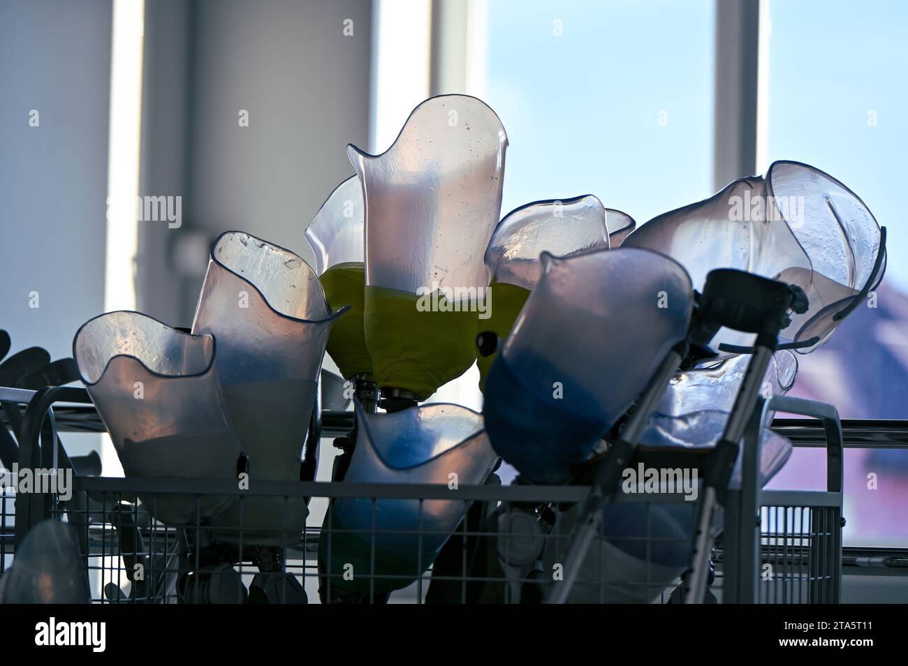 Non Exclusive: VYNNYKY, UKRAINE - NOVEMBER 27, 2023 - Prosthetic leg ...