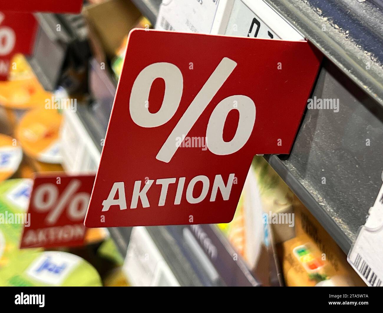 Aktionsschild am Regal bei REWE *** Promotional sign on the shelf at ...