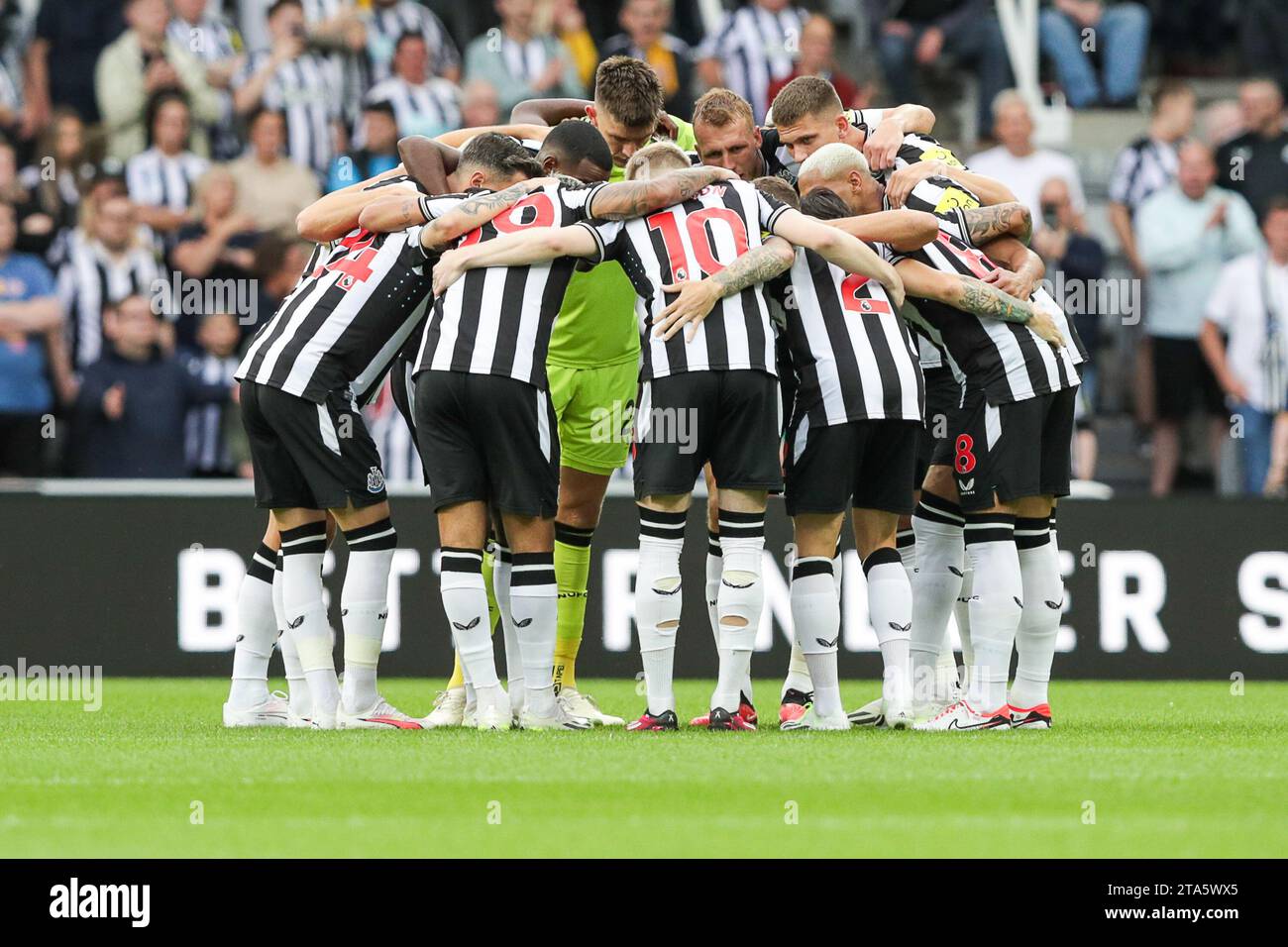 Newcastle United huddle before kick off - Newcastle United v Aston ...