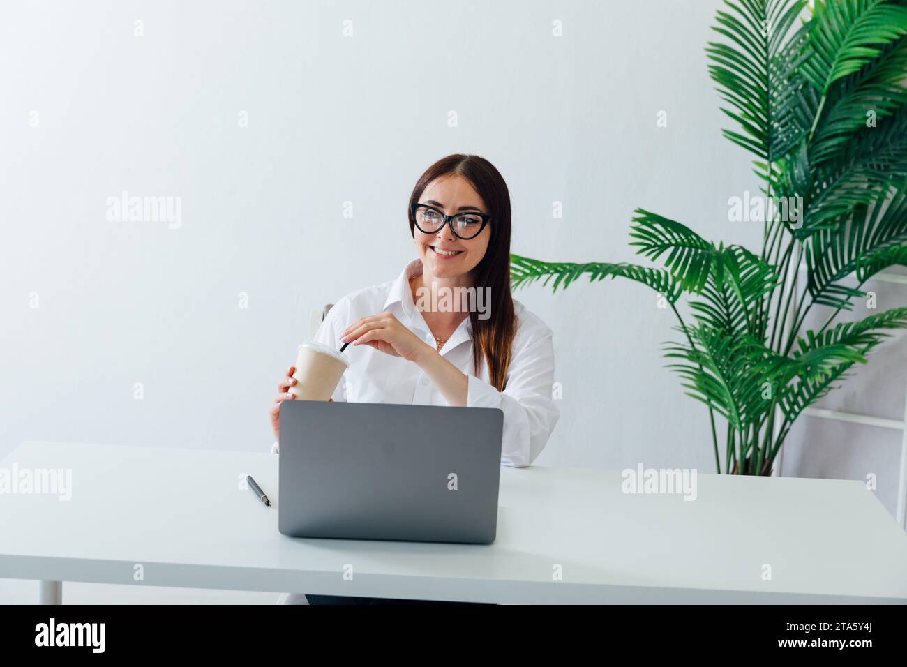Business woman working online at computer in office Stock Photo - Alamy