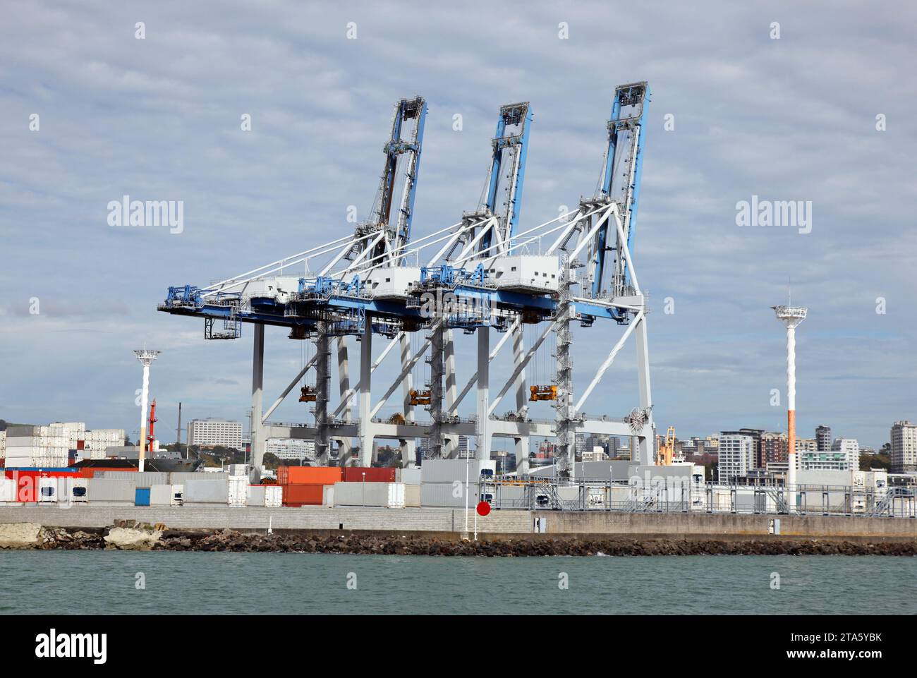 Load cargo into a container hi-res stock photography and images - Alamy