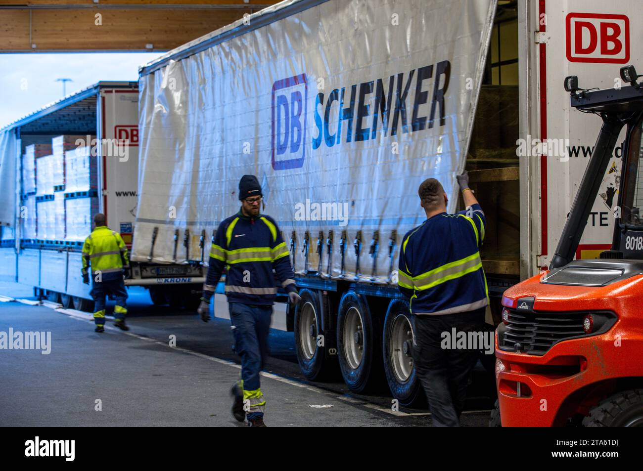 Rostock, Germany. 21st Nov, 2023. Pallets and transported goods are ...