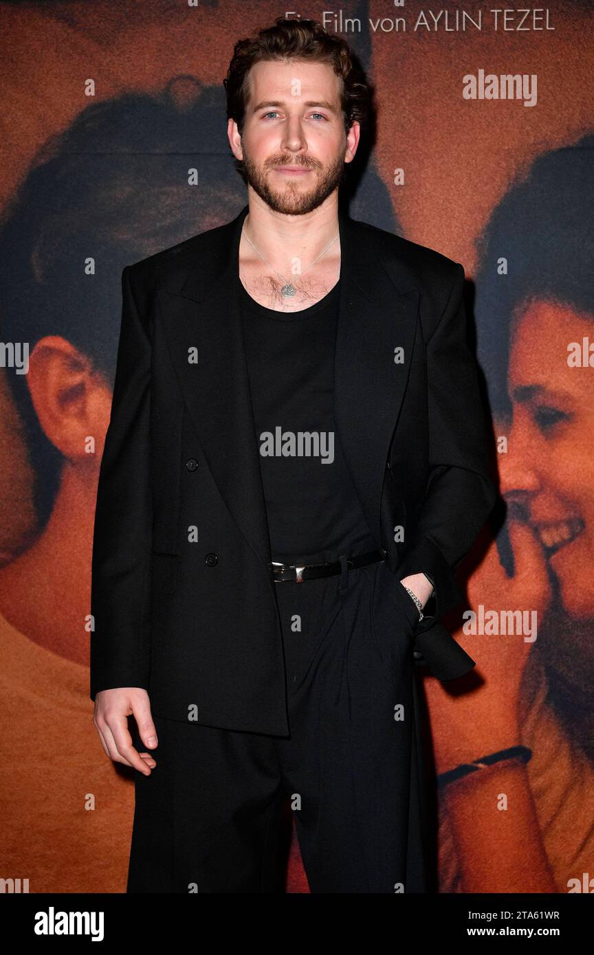 Chris Fulton bei der Premiere des Kinofilms Falling Into Place in der ...