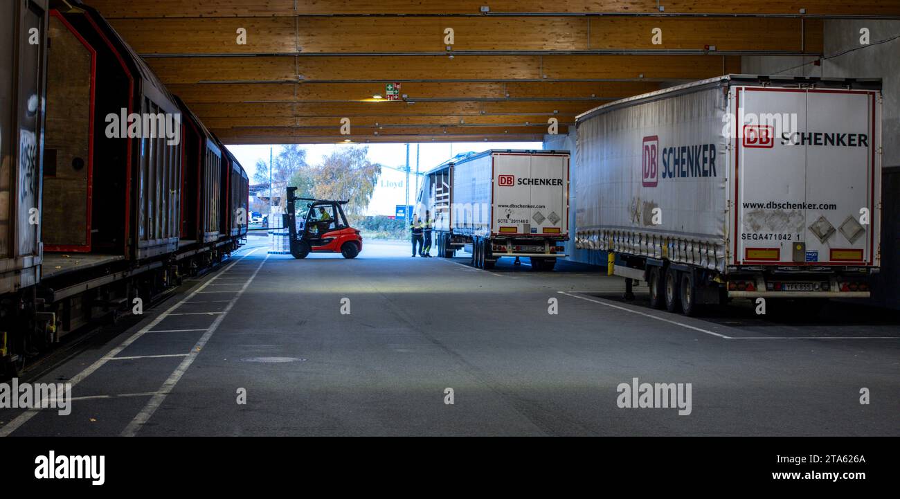 Rostock, Germany. 21st Nov, 2023. Pallets and transported goods are ...