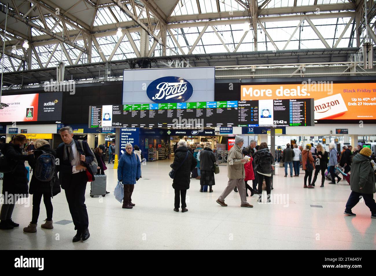 Waterloo, London, UK. 27th November, 2023. Commuters and passengers at ...