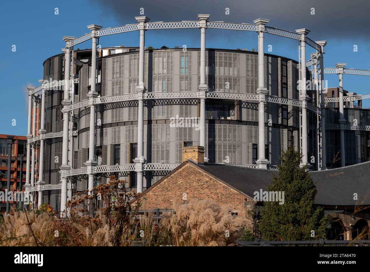 Gasholders apartments lewis cubitt hi-res stock photography and images ...
