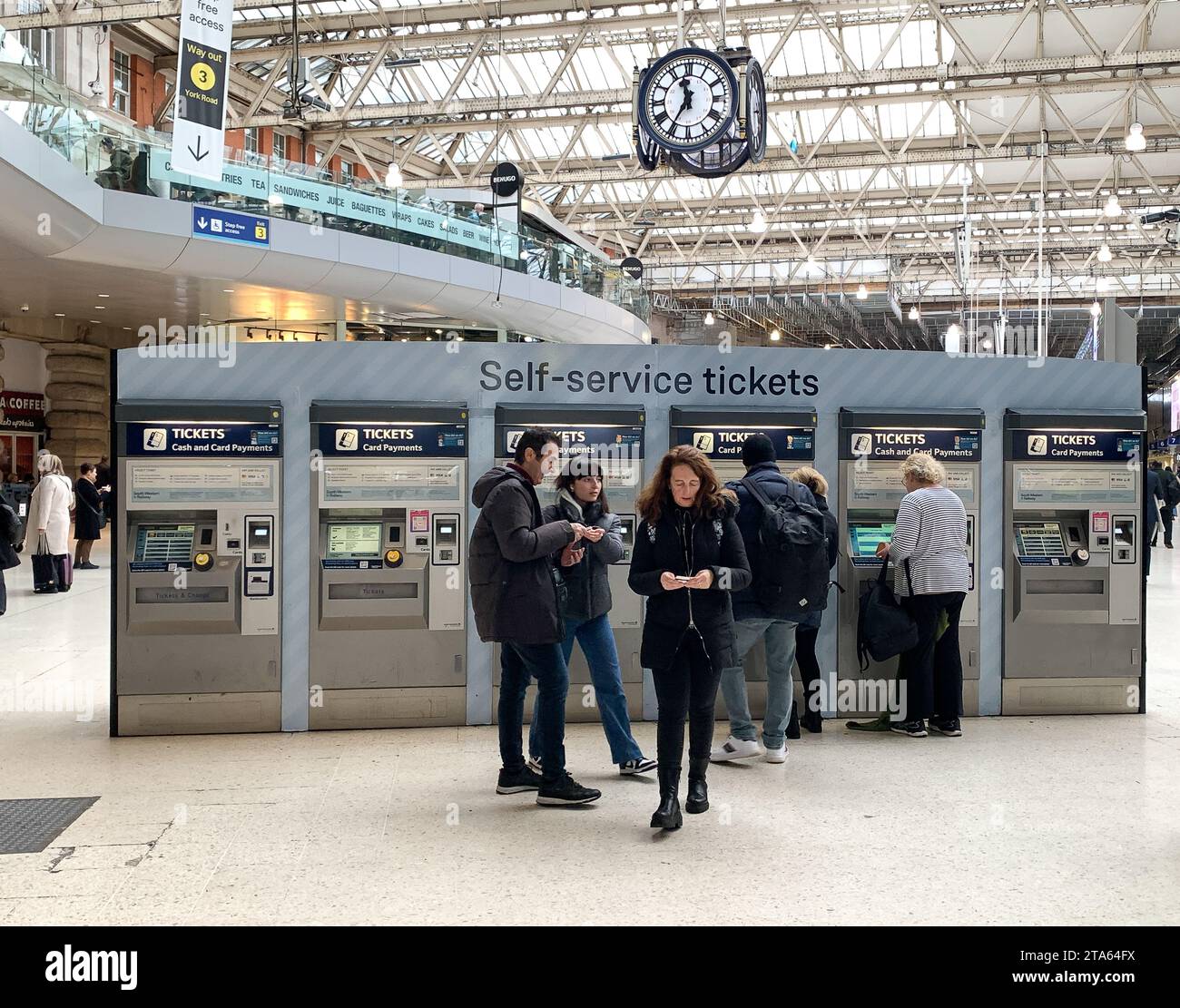 Self service ticket machines waterloo station hi-res stock photography ...