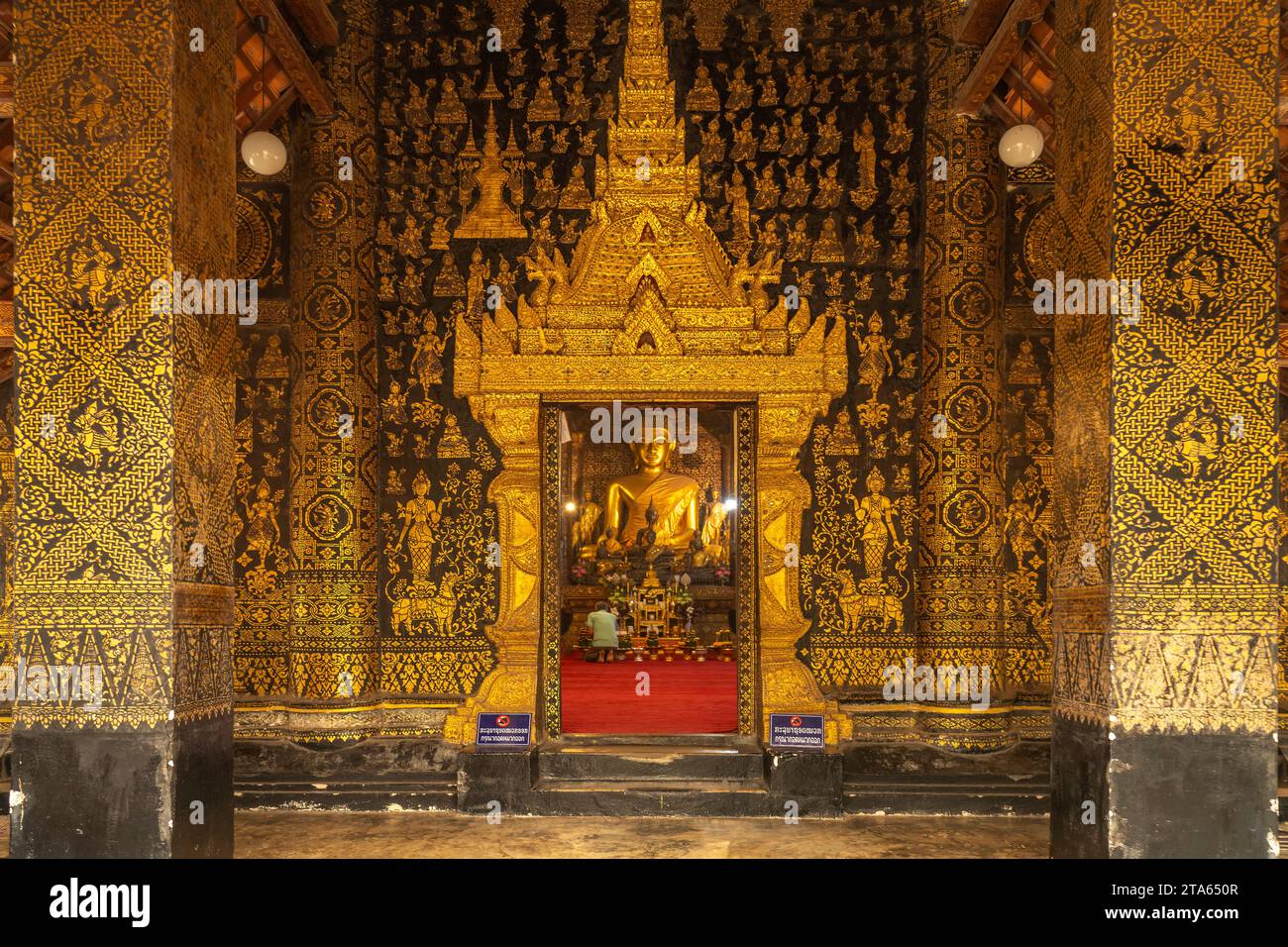 Innenraum des buddhistische Tempel Wat Xieng Thong in Luang Prabang ...