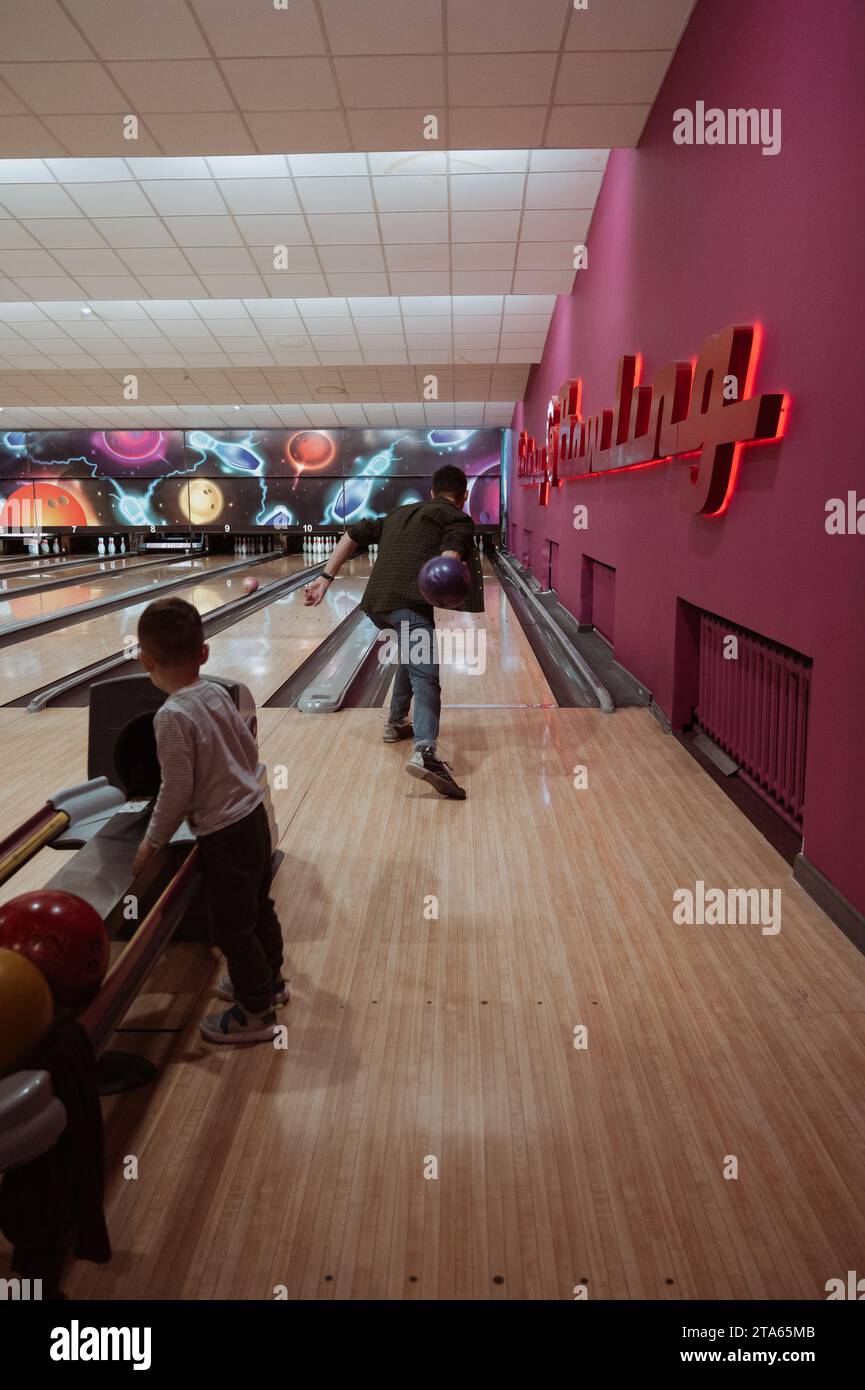 Father son bowling hi-res stock photography and images - Alamy