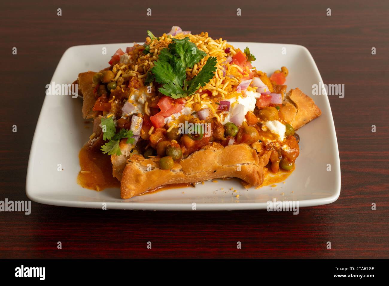 Samosa chaat hi-res stock photography and images - Alamy