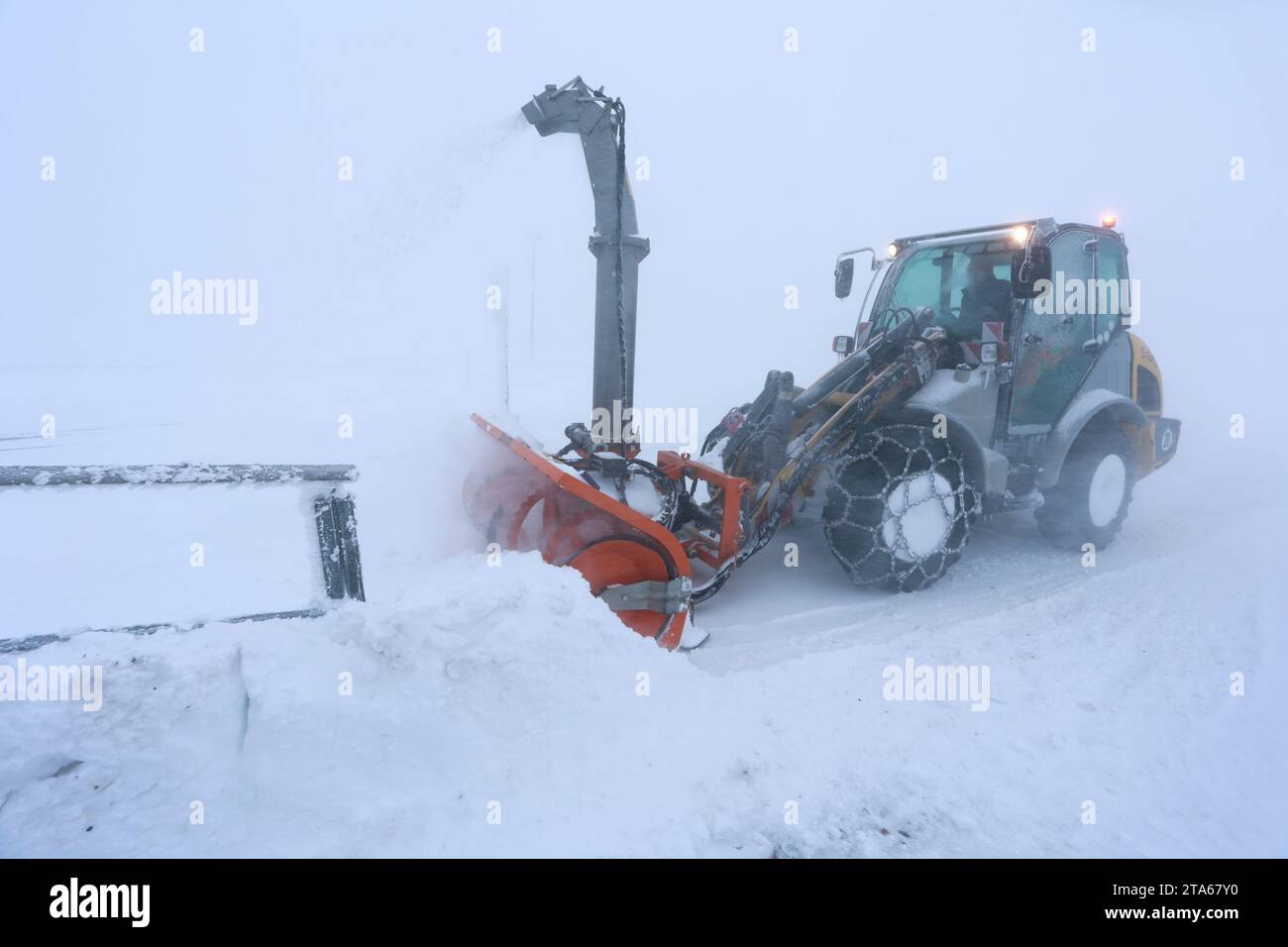 Schierke, Germany. 29th Nov, 2023. The Brockenwirt uses a snow blower ...