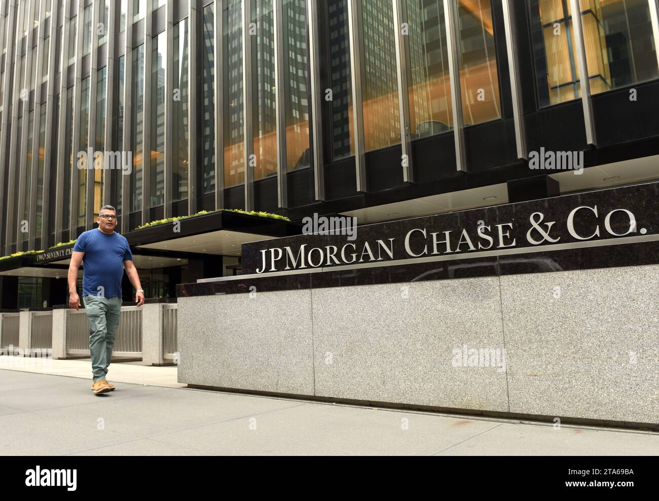 Jp morgan building office building hi-res stock photography and images ...