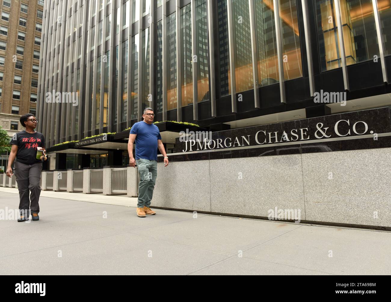 Jp morgan building office building hi-res stock photography and images ...