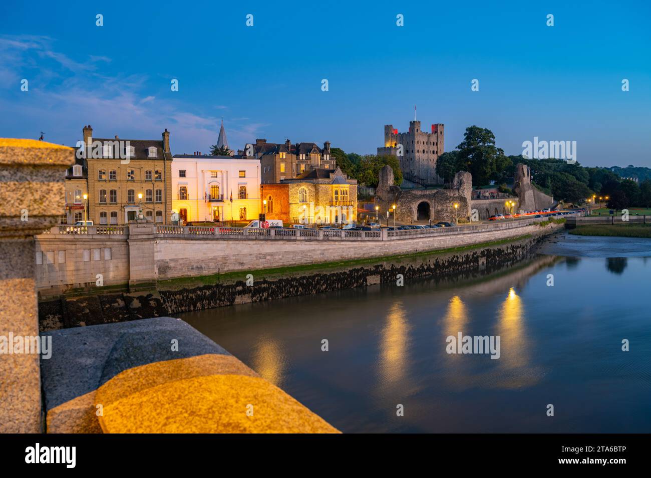 Rochester Castle and the buildings on Rochester esplanade at Dusk Stock ...