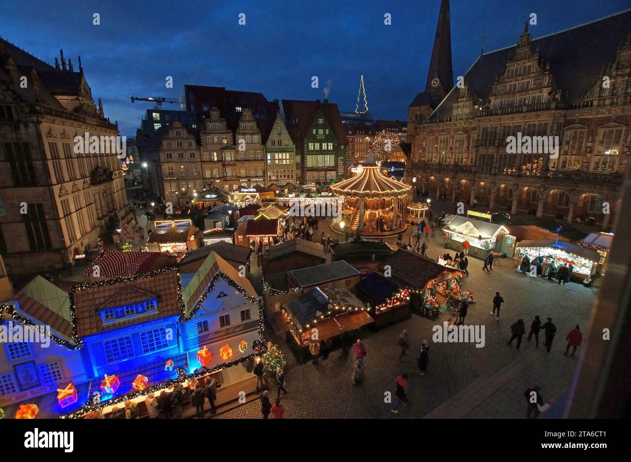 Der Weihnachtsmarkt auf dem Bremer Marktplatz. Links der Sitz der ...
