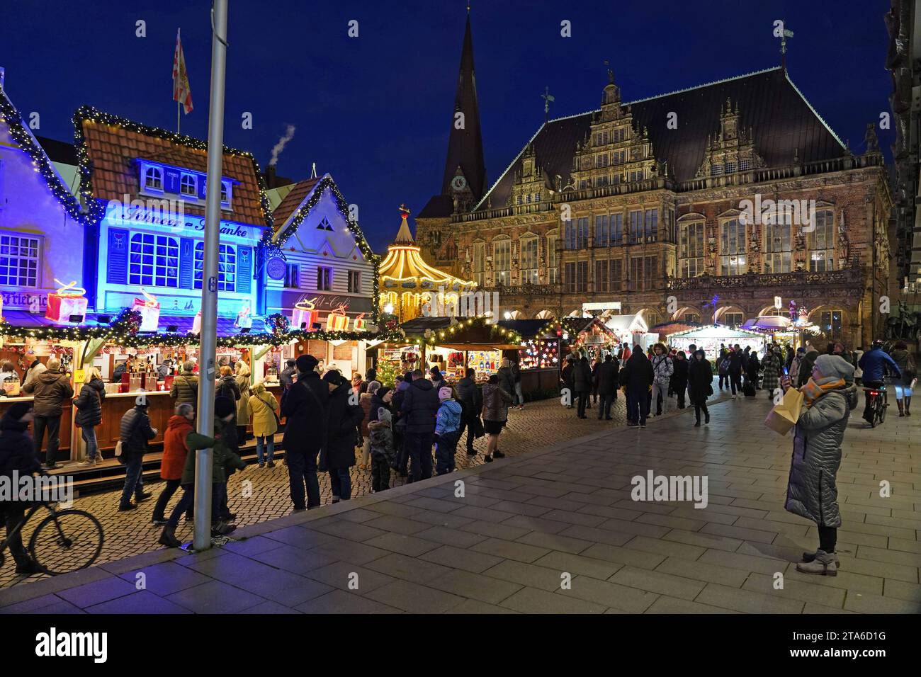 Der Weihnachtsmarkt auf dem Bremer Marktplatz. Im Hintergrund das ...