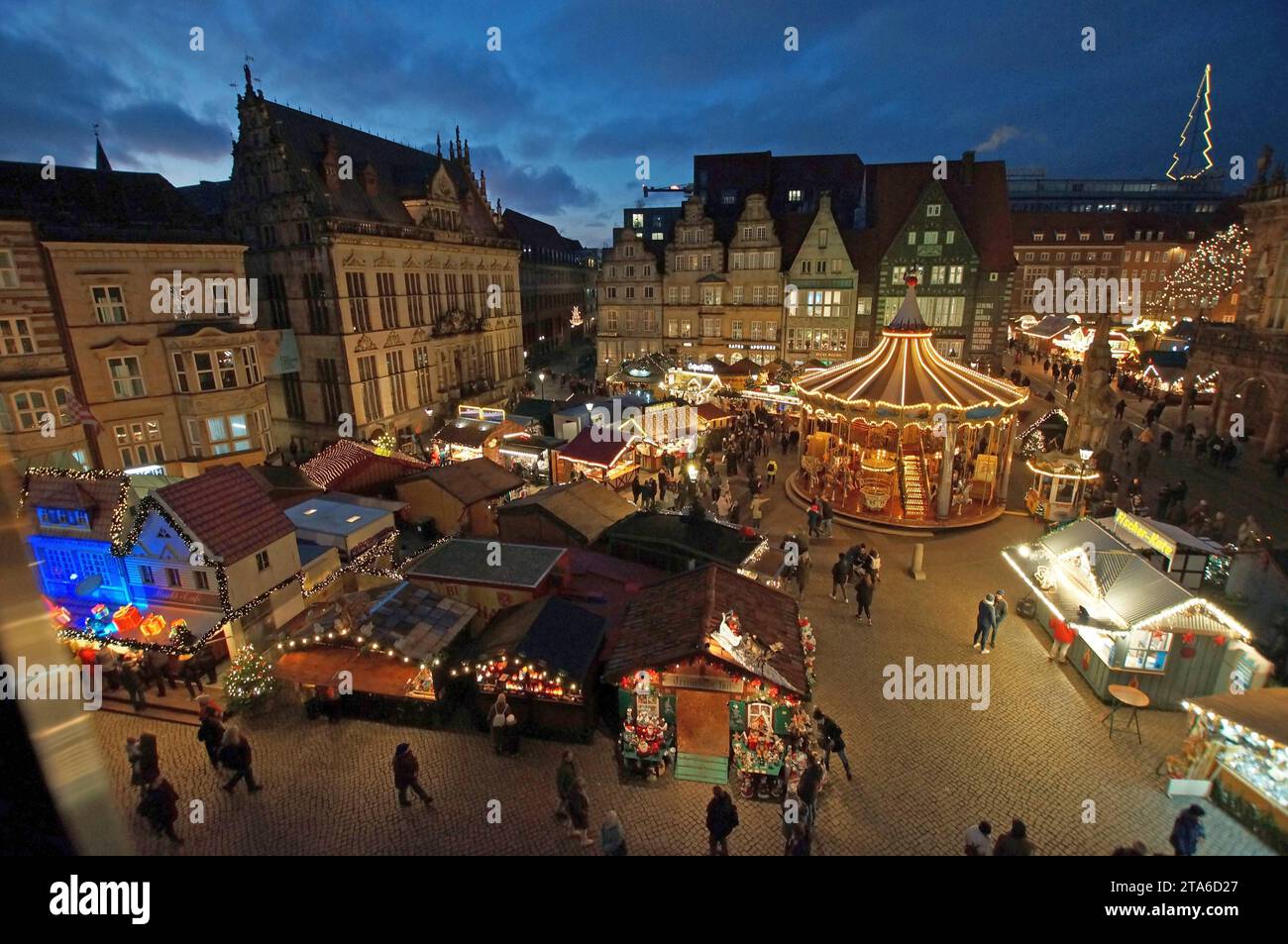 Der Weihnachtsmarkt auf dem Bremer Marktplatz. Links der Sitz der ...