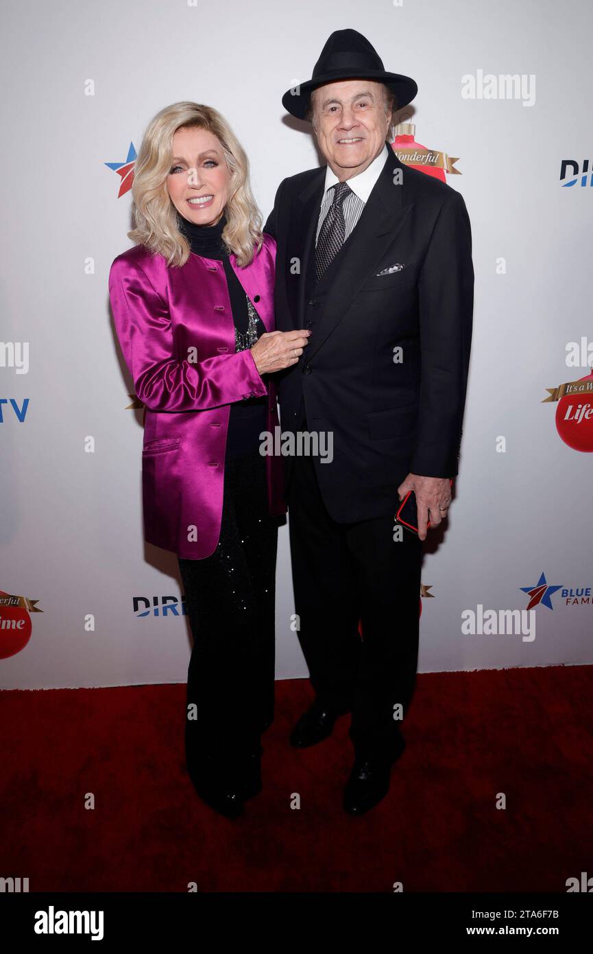 BEVERLY HILLS, CA 0 NOVEMBER 28: Donna Mills, Larry Thompson at Gift Of ...
