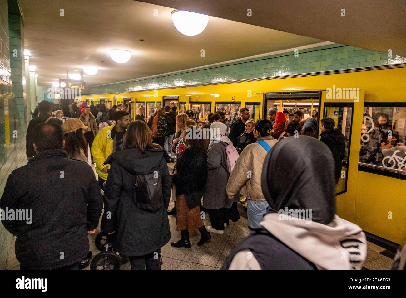 U-Bahn Station Alexanderplatz, U8, Bahnsteig, rush hour, BVG ...