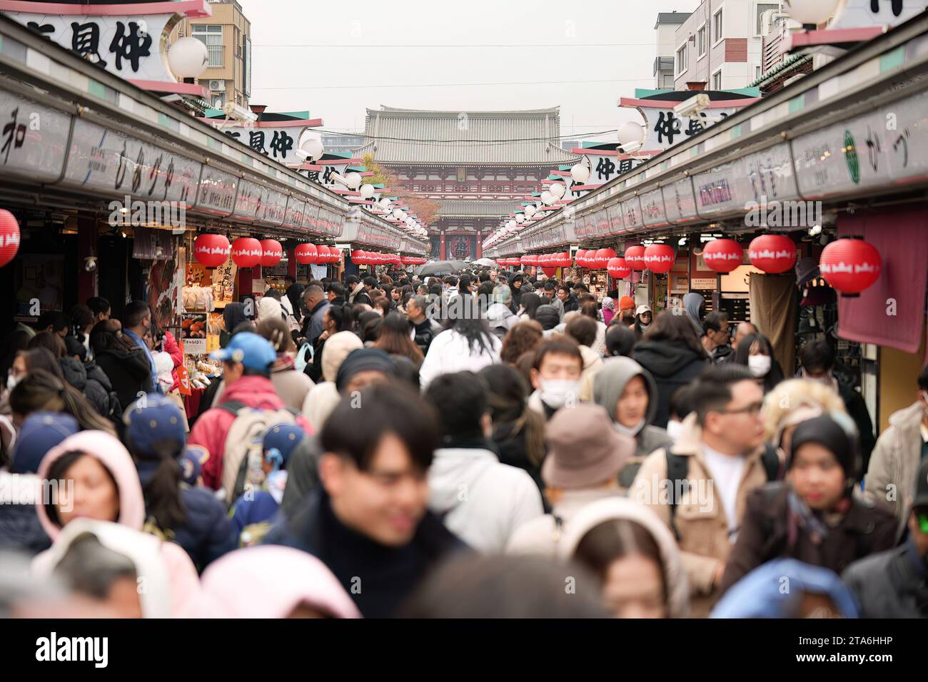 ASAKUSA, TOKYO, JAPAN - NOV 26, 2023 : Kaminarimon of Sensoji in ...