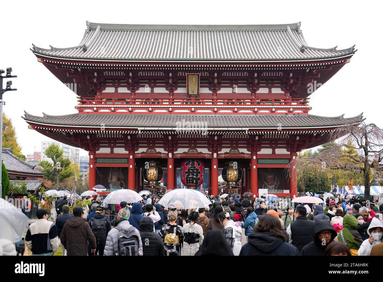 ASAKUSA, TOKYO, JAPAN - NOV 26, 2023 : Kaminarimon of Sensoji in ...