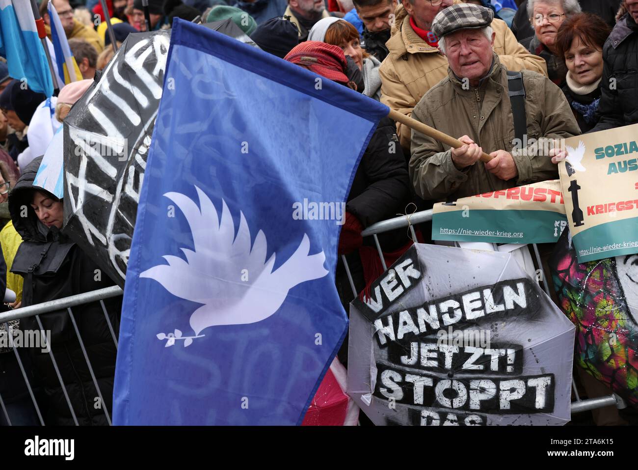 Berlin, Deutschland, DEU - Friedensdemonstration - Nein zu Kriegen 25. ...