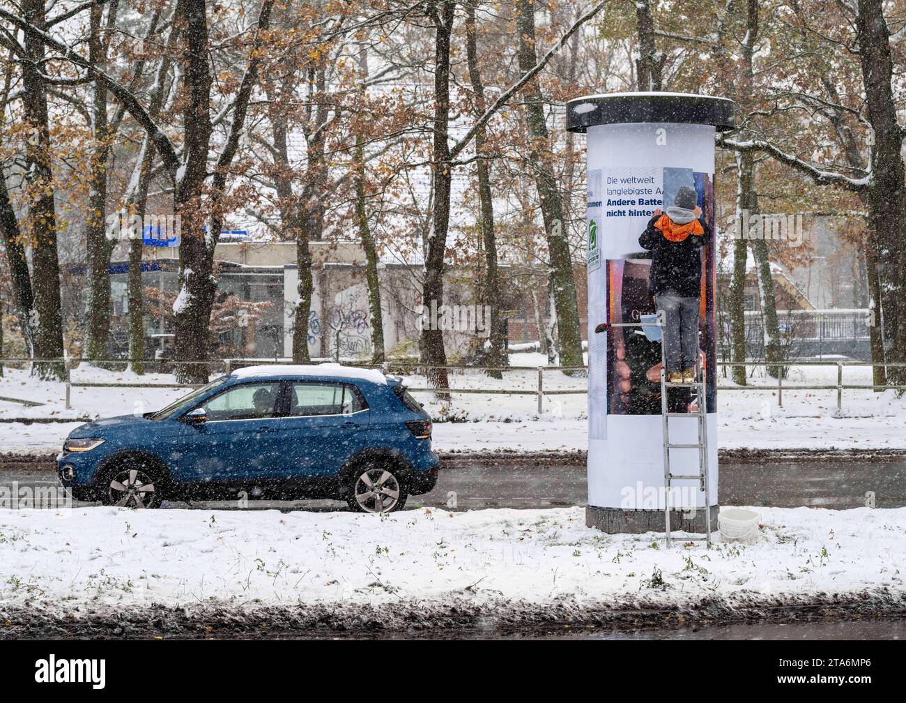 29.11.2023, Berlin, Schnee im Herbst, eine Litfaßsäule wird beklebt ...