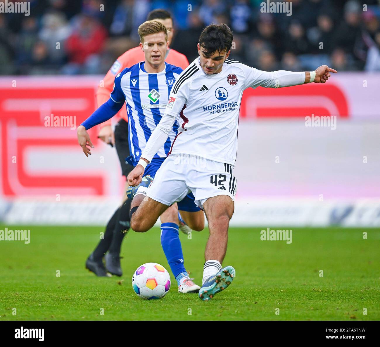Can Uzun (1. FC Nuernberg, #42) zieht aus der Distanz ab, GER ...