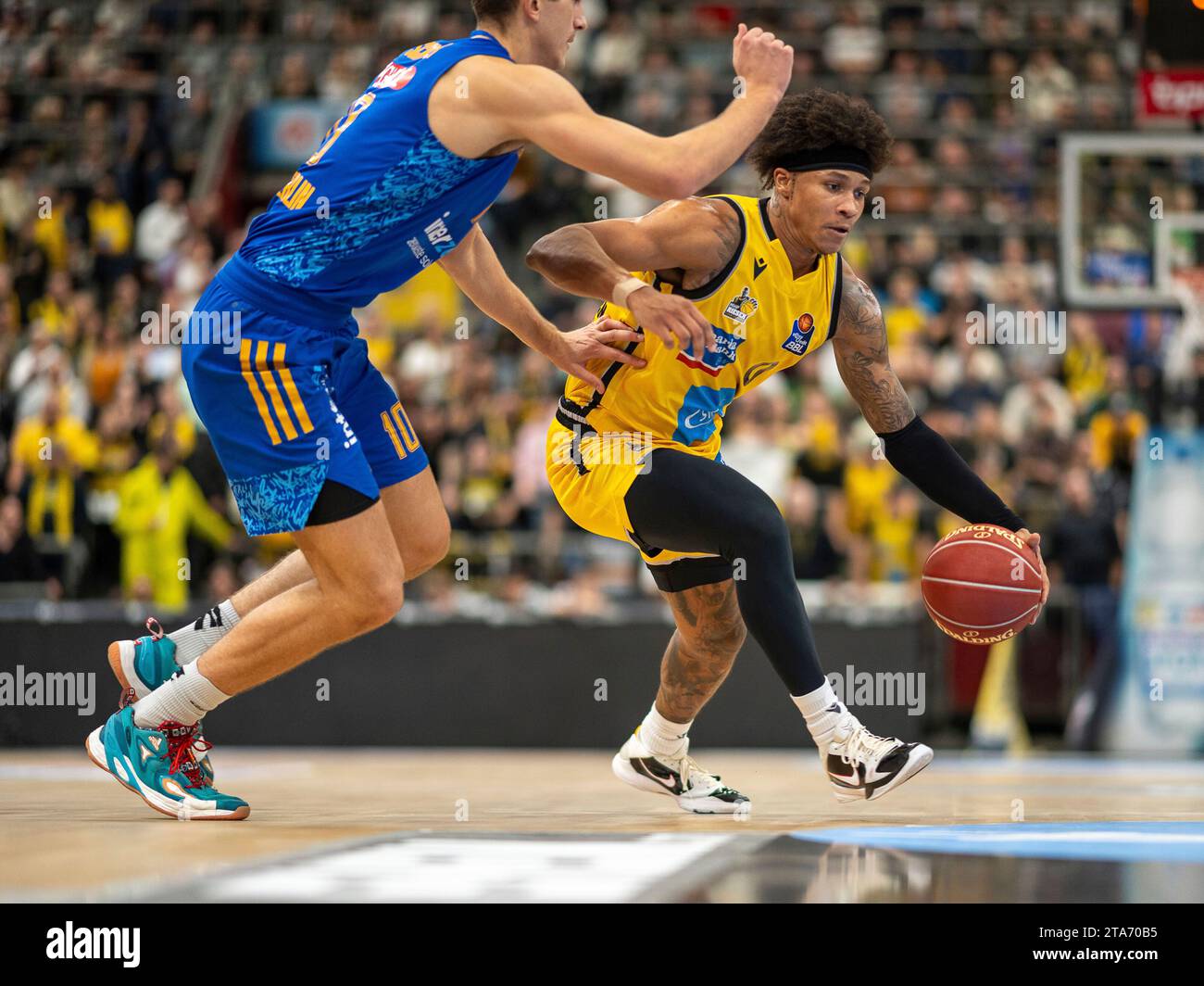 Ludwigsburg, Deutschland. 26th Nov, 2023. Tim Schneider (Alba Berlin ...