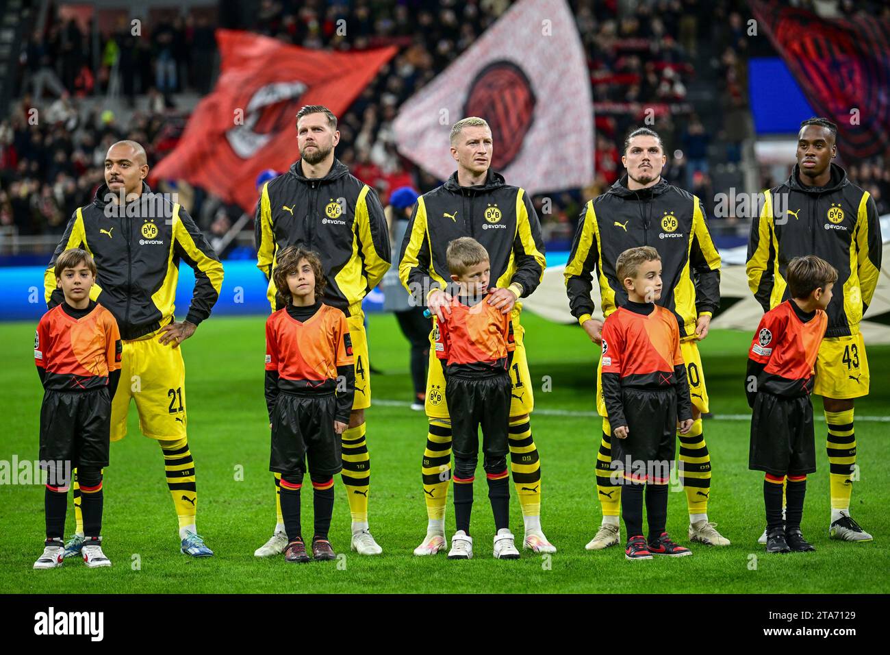Milano, Italy. 28th Nov, 2023. The players of Borussia Dortmund line up ...