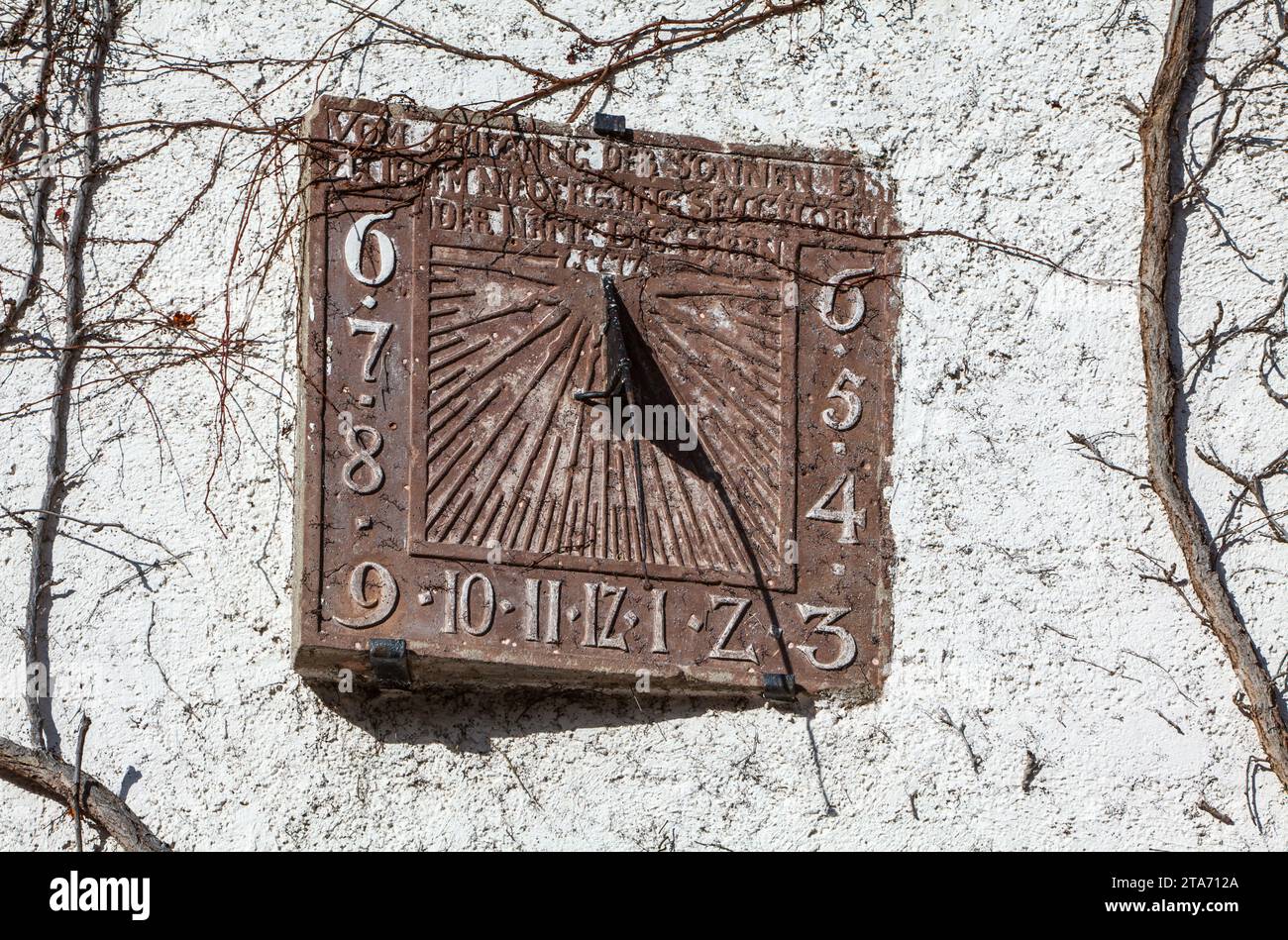 Vertical sundial hi-res stock photography and images - Alamy