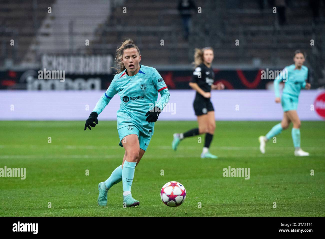 Claudia Pina (FC Barcelona, #06) am Ball, GER, Eintracht Frankfurt vs ... Claudia Pina (FC Barcelona, #06) am Ball, GER, Eintracht Frankfurt vs ...