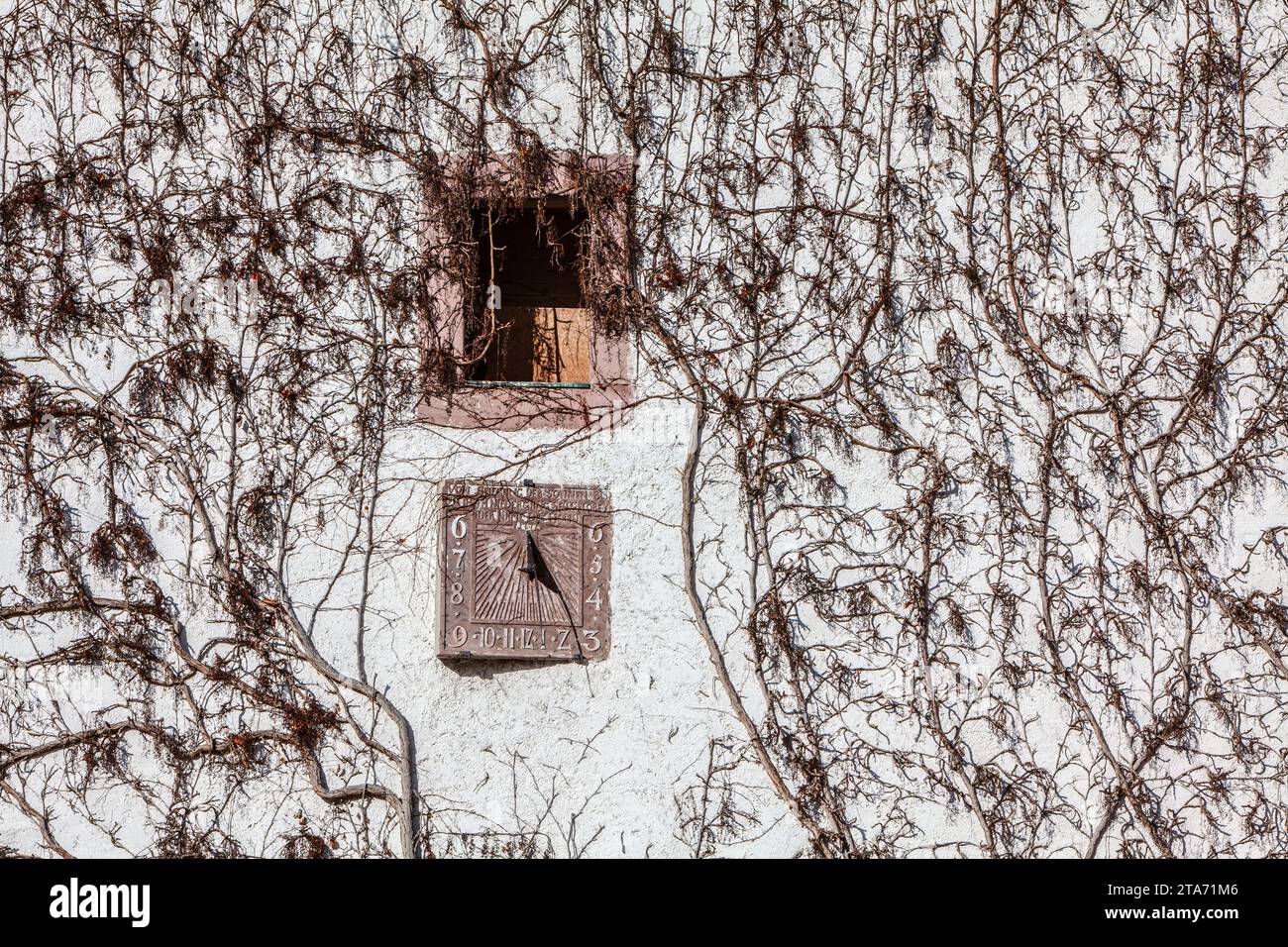 Vertical sundial hi-res stock photography and images - Alamy